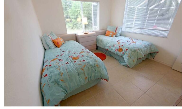 How To Arrange 2 Twin Beds In Small Room